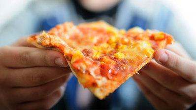 Incroyable: son addiction aux pizzas lui a sauvé la vie - RTL Info